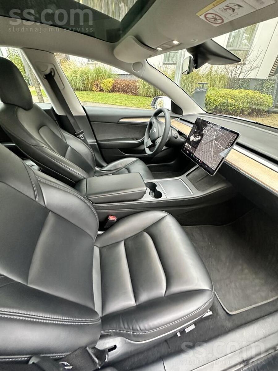 White Tesla Model 3 2021 in Riga, with an engine capacity of 0.00 L and mileage of 129 thousand km for 24000 €, photo 23 on AUTOMOTO.COM.LV