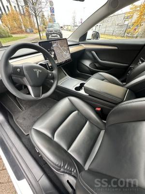 White Tesla Model 3 2021 in Riga, with an engine capacity of 0.00 L and mileage of 129 thousand km for 24000 €, photo 24 on AUTOMOTO.COM.LV