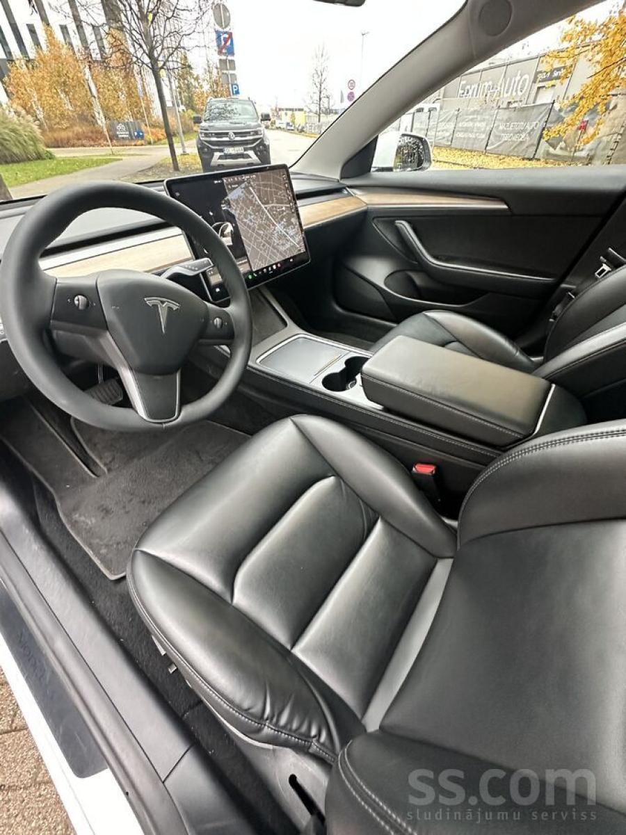 White Tesla Model 3 2021 in Riga, with an engine capacity of 0.00 L and mileage of 129 thousand km for 24000 €, photo 24 on AUTOMOTO.COM.LV