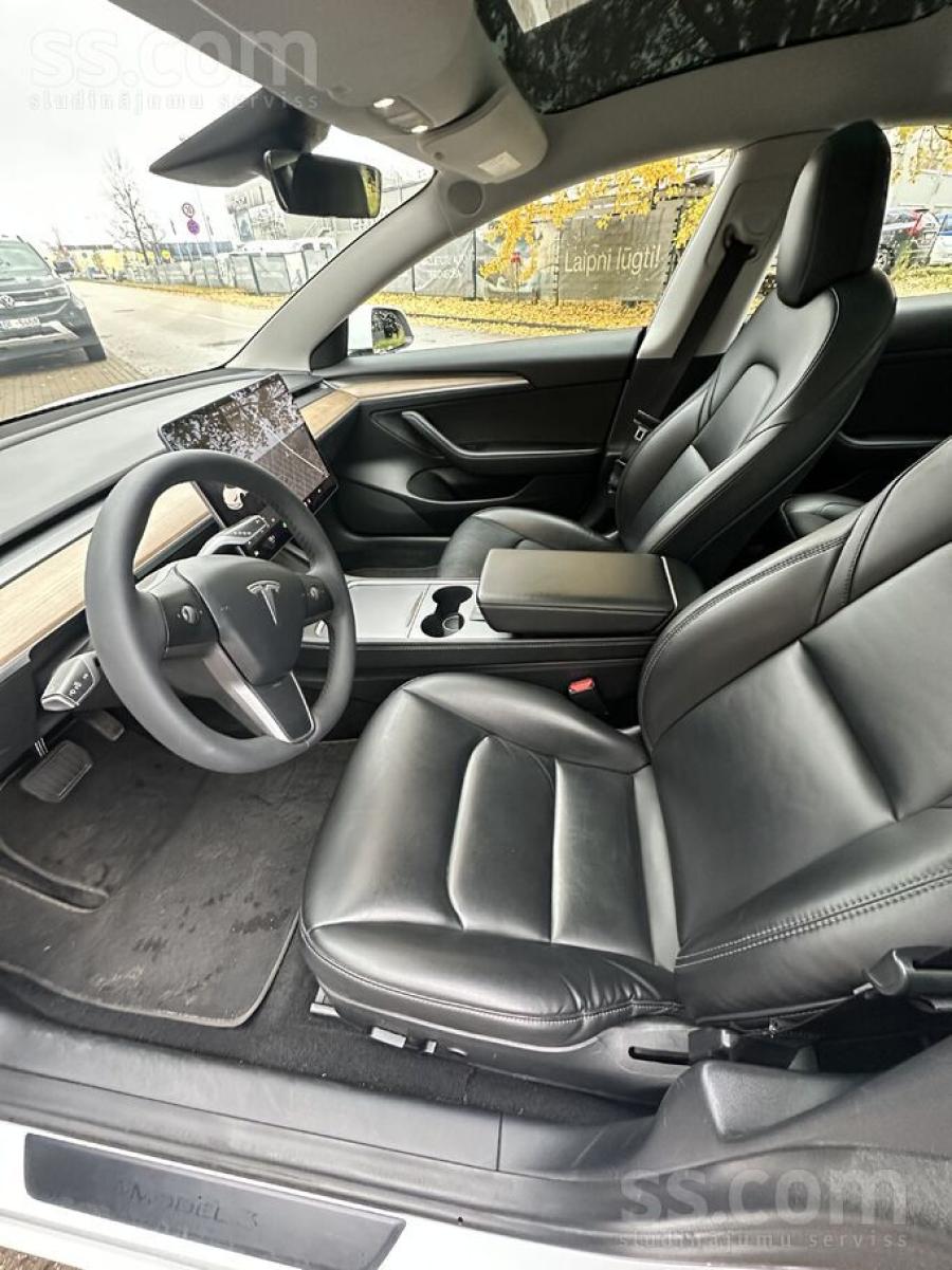 White Tesla Model 3 2021 in Riga, with an engine capacity of 0.00 L and mileage of 129 thousand km for 24000 €, photo 25 on AUTOMOTO.COM.LV