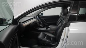 White Tesla Model 3 2021 in Riga, with an engine capacity of 0.00 L and mileage of 63 thousand km for 24500 €, photo 6 on AUTOMOTO.COM.LV