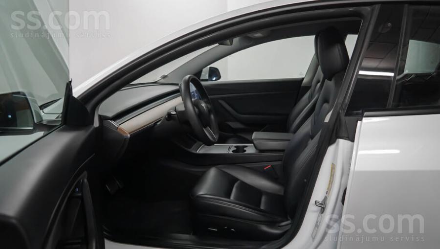 White Tesla Model 3 2021 in Riga, with an engine capacity of 0.00 L and mileage of 63 thousand km for 24500 €, photo 6 on AUTOMOTO.COM.LV