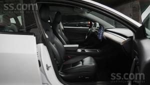 White Tesla Model 3 2021 in Riga, with an engine capacity of 0.00 L and mileage of 63 thousand km for 24500 €, photo 10 on AUTOMOTO.COM.LV