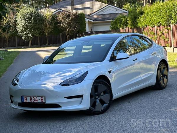 Белый Тесла Модель 3 2021 в Рига, объемом двигателя 0.00 л и пробегом 100 тыс. км за 24990 €, фото 1 на AUTOMOTO.COM.LV