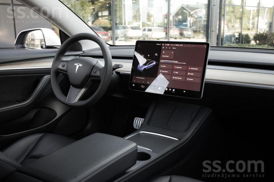 White Tesla Model 3 2021 in Riga, with an engine capacity of 0.00 L and mileage of 82 thousand km for 28500 €, photo 21 on AUTOMOTO.COM.LV