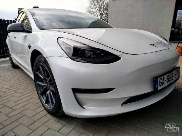 Balts Tesla Model 3 2021 Panevēža, ar dzinēja tilpumu 0.00 L un nobraukumu 104 tūkst. km par 21800 €, foto 1 vietnē AUTOMOTO.COM.LV