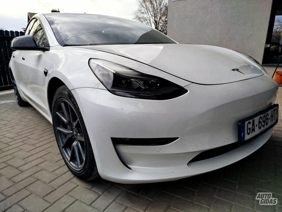 Balts Tesla Model 3 2021 Panevēža, ar dzinēja tilpumu 0.00 L un nobraukumu 104 tūkst. km par 21800 €, foto 1 vietnē AUTOMOTO.COM.LV