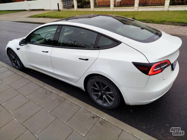 Balts Tesla Model 3 2021 Panevēža, ar dzinēja tilpumu 0.00 L un nobraukumu 104 tūkst. km par 21800 €, foto 3 vietnē AUTOMOTO.COM.LV