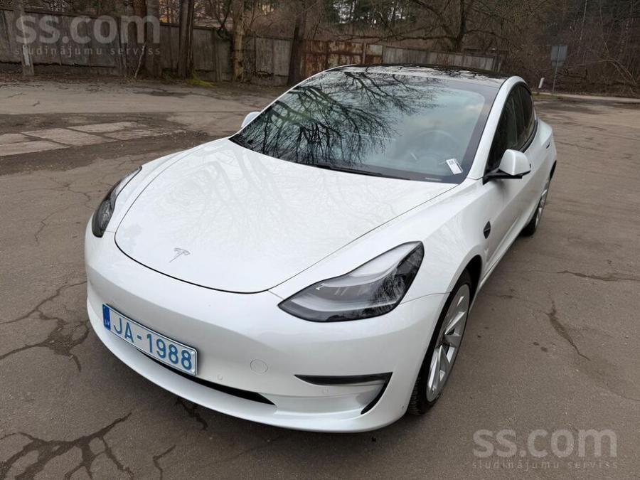 White Tesla Model 3 2021 in Riga, with an engine capacity of 0.00 L and mileage of 108 thousand km for 24300 €, photo 1 on AUTOMOTO.COM.LV
