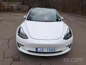 White Tesla Model 3 2021 in Riga, with an engine capacity of 0.00 L and mileage of 108 thousand km for 24300 €, photo 3 on AUTOMOTO.COM.LV