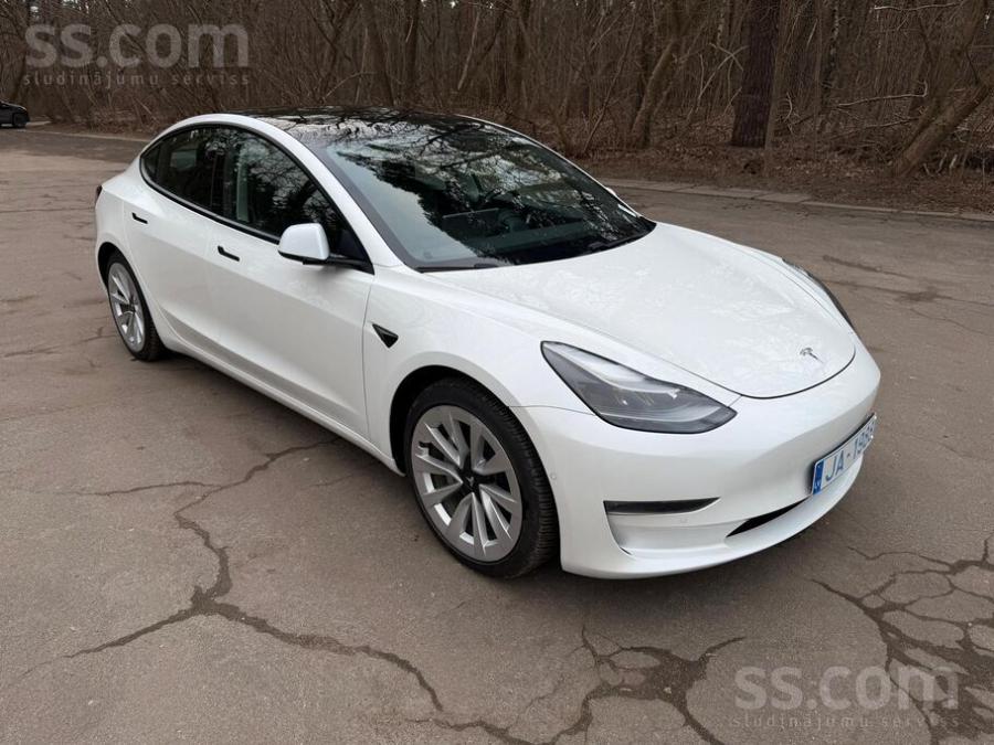 White Tesla Model 3 2021 in Riga, with an engine capacity of 0.00 L and mileage of 108 thousand km for 24300 €, photo 4 on AUTOMOTO.COM.LV