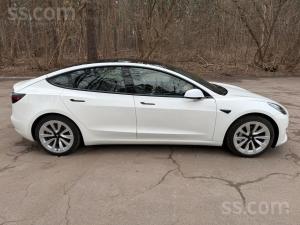 White Tesla Model 3 2021 in Riga, with an engine capacity of 0.00 L and mileage of 108 thousand km for 24300 €, photo 5 on AUTOMOTO.COM.LV