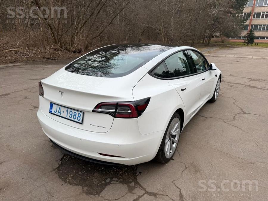 White Tesla Model 3 2021 in Riga, with an engine capacity of 0.00 L and mileage of 108 thousand km for 24300 €, photo 6 on AUTOMOTO.COM.LV