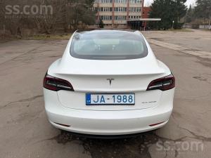 White Tesla Model 3 2021 in Riga, with an engine capacity of 0.00 L and mileage of 108 thousand km for 24300 €, photo 7 on AUTOMOTO.COM.LV
