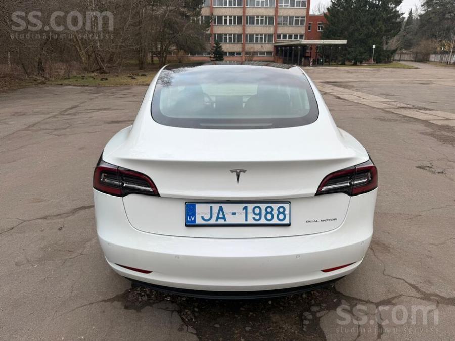White Tesla Model 3 2021 in Riga, with an engine capacity of 0.00 L and mileage of 108 thousand km for 24300 €, photo 7 on AUTOMOTO.COM.LV