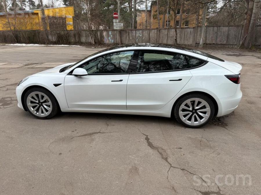 White Tesla Model 3 2021 in Riga, with an engine capacity of 0.00 L and mileage of 108 thousand km for 24300 €, photo 9 on AUTOMOTO.COM.LV