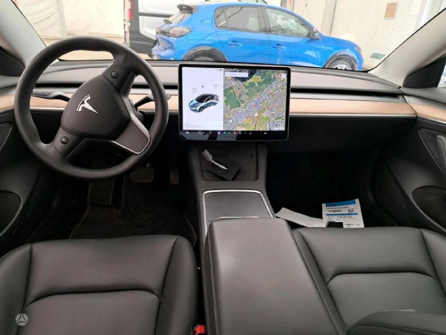 White Tesla Model 3 2021 in Riga, with an engine capacity of 0.00 L and mileage of 124 thousand km for 26900 €, photo 3 on AUTOMOTO.COM.LV
