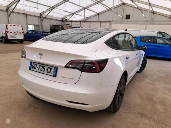 White Tesla Model 3 2021 in Riga, with an engine capacity of 0.00 L and mileage of 124 thousand km for 26900 €, photo 3 on AUTOMOTO.COM.LV