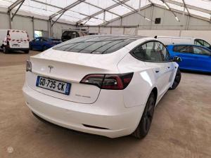White Tesla Model 3 2021 in Riga, with an engine capacity of 0.00 L and mileage of 124 thousand km for 26900 €, photo 4 on AUTOMOTO.COM.LV
