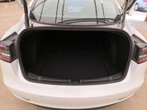 White Tesla Model 3 2021 in Riga, with an engine capacity of 0.00 L and mileage of 124 thousand km for 26900 €, photo 5 on AUTOMOTO.COM.LV
