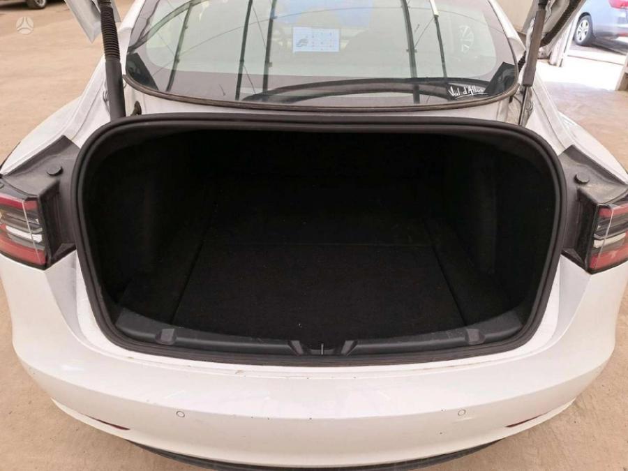 White Tesla Model 3 2021 in Riga, with an engine capacity of 0.00 L and mileage of 124 thousand km for 26900 €, photo 5 on AUTOMOTO.COM.LV