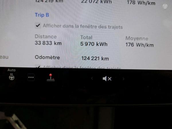 White Tesla Model 3 2021 in Riga, with an engine capacity of 0.00 L and mileage of 124 thousand km for 26900 €, photo 5 on AUTOMOTO.COM.LV