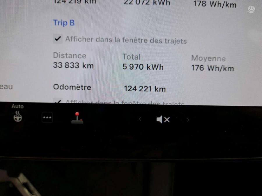 White Tesla Model 3 2021 in Riga, with an engine capacity of 0.00 L and mileage of 124 thousand km for 26900 €, photo 6 on AUTOMOTO.COM.LV