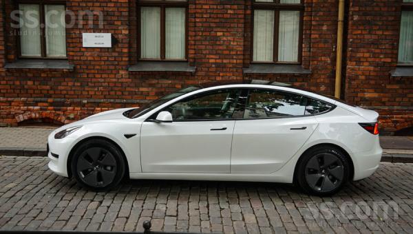 White Tesla Model 3 2021 in Riga, with an engine capacity of 0.00 L and mileage of 144 thousand km for 23950 €, photo 2 on AUTOMOTO.COM.LV