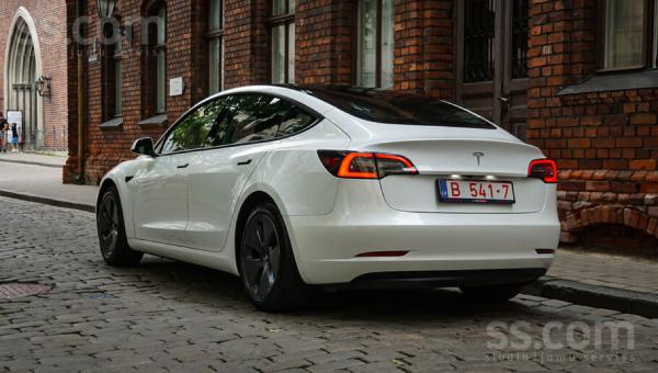 White Tesla Model 3 2021 in Riga, with an engine capacity of 0.00 L and mileage of 144 thousand km for 23950 €, photo 3 on AUTOMOTO.COM.LV