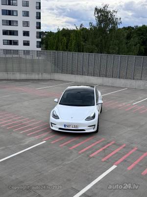 Balts Tesla Model 3 2021 Tallina, ar dzinēja tilpumu 0.00 L un nobraukumu 126 tūkst. km par 26900 €, foto  vietnē AUTOMOTO.COM.LV