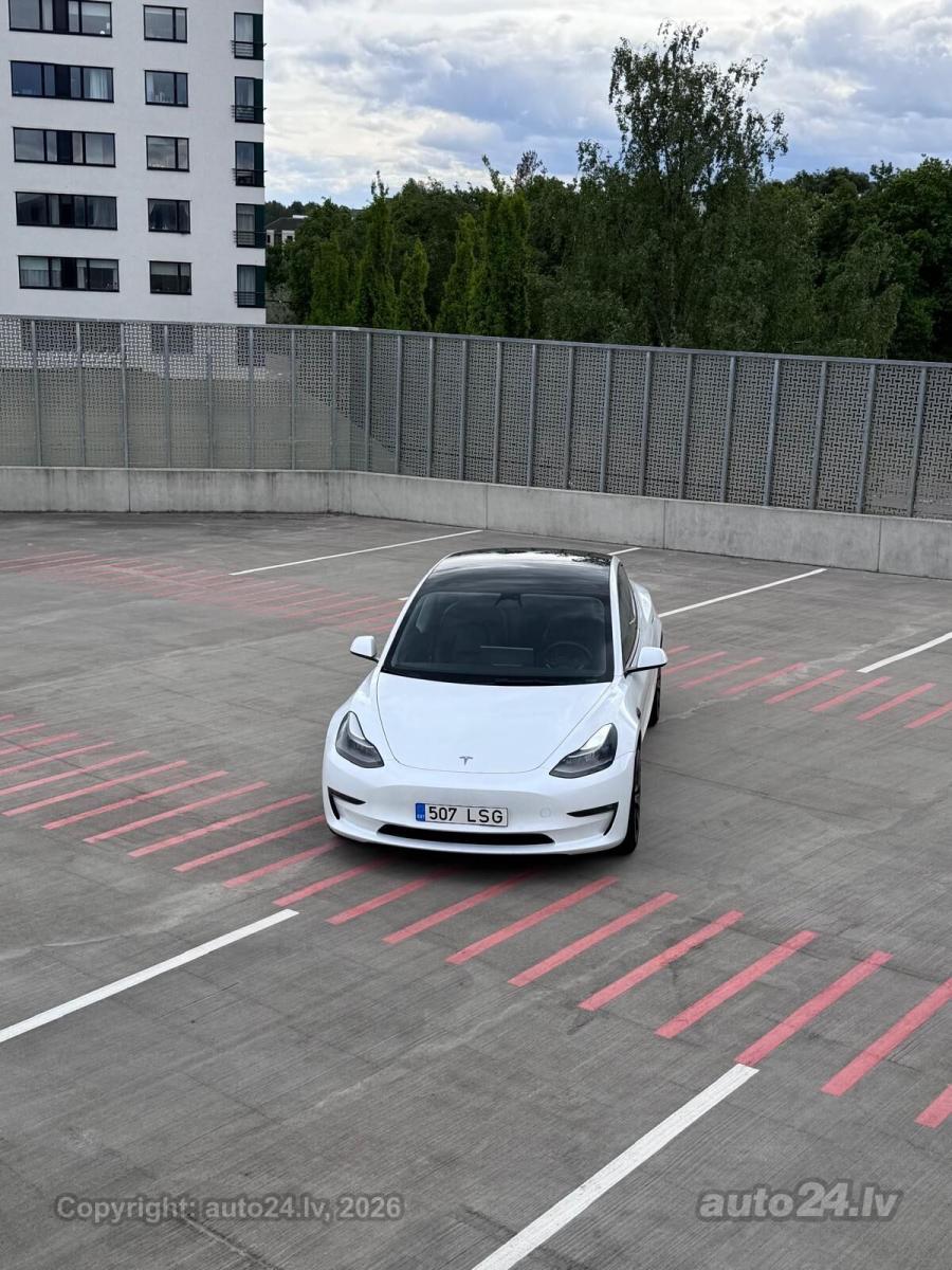 Balts Tesla Model 3 2021 Tallina, ar dzinēja tilpumu 0.00 L un nobraukumu 126 tūkst. km par 26900 €, foto 1 vietnē AUTOMOTO.COM.LV