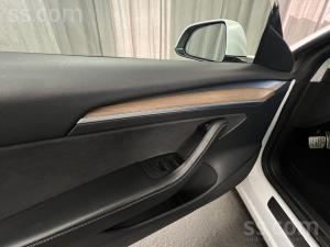 White Tesla Model 3 2021 in Riga, with an engine capacity of 0.00 L and mileage of 103 thousand km for 26990 €, photo 10 on AUTOMOTO.COM.LV