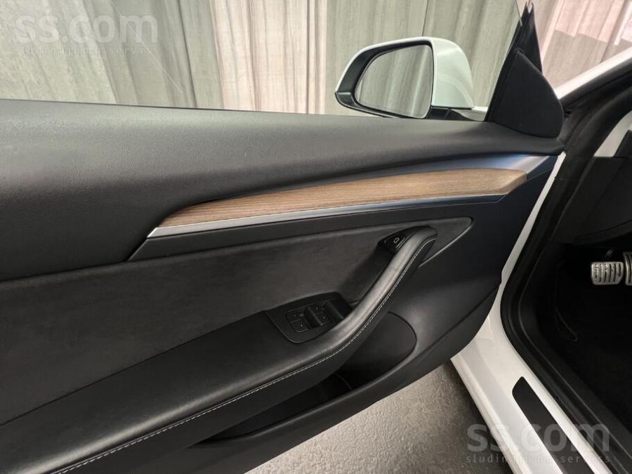 White Tesla Model 3 2021 in Riga, with an engine capacity of 0.00 L and mileage of 103 thousand km for 26990 €, photo 10 on AUTOMOTO.COM.LV