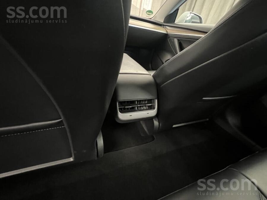 White Tesla Model 3 2021 in Riga, with an engine capacity of 0.00 L and mileage of 103 thousand km for 26990 €, photo 12 on AUTOMOTO.COM.LV