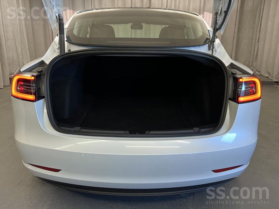 White Tesla Model 3 2021 in Riga, with an engine capacity of 0.00 L and mileage of 103 thousand km for 26990 €, photo 15 on AUTOMOTO.COM.LV