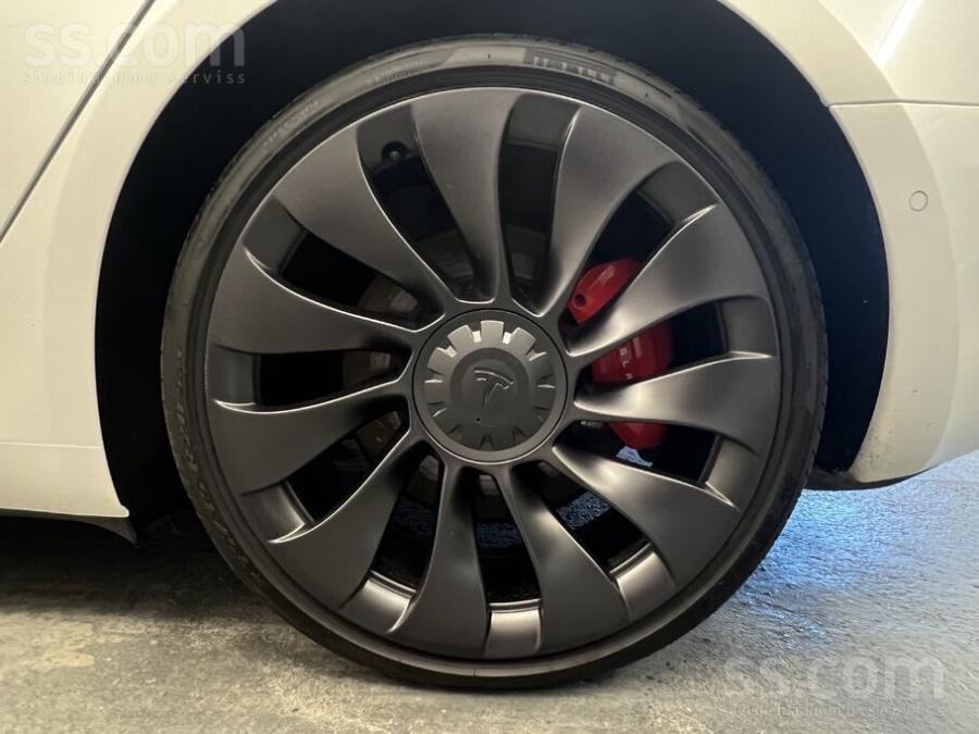 White Tesla Model 3 2021 in Riga, with an engine capacity of 0.00 L and mileage of 103 thousand km for 26990 €, photo 18 on AUTOMOTO.COM.LV