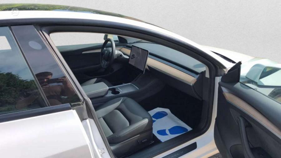 White Tesla Model 3 2021 in Vilnius, with an engine capacity of 0.00 L and mileage of 150 thousand km for 25000 €, photo 11 on AUTOMOTO.COM.LV