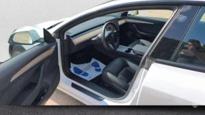 White Tesla Model 3 2021 in Vilnius, with an engine capacity of 0.00 L and mileage of 150 thousand km for 25000 €, photo 15 on AUTOMOTO.COM.LV