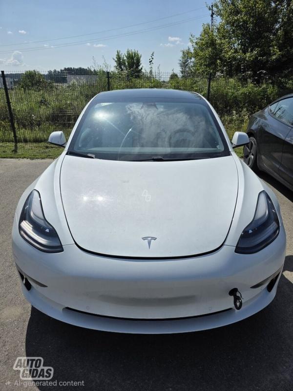 White Tesla Model 3 2021 in Vilnius, with an engine capacity of 0.00 L and mileage of 240 thousand km for 9999 €, photo 2 on AUTOMOTO.COM.LV