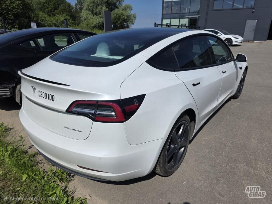 White Tesla Model 3 2021 in Vilnius, with an engine capacity of 0.00 L and mileage of 240 thousand km for 9999 €, photo 5 on AUTOMOTO.COM.LV