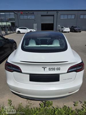 White Tesla Model 3 2021 in Vilnius, with an engine capacity of 0.00 L and mileage of 240 thousand km for 9999 €, photo 6 on AUTOMOTO.COM.LV