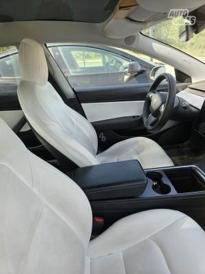 White Tesla Model 3 2021 in Vilnius, with an engine capacity of 0.00 L and mileage of 240 thousand km for 9999 €, photo 8 on AUTOMOTO.COM.LV