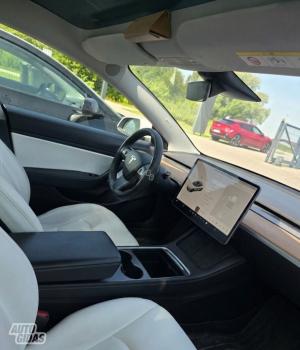 White Tesla Model 3 2021 in Vilnius, with an engine capacity of 0.00 L and mileage of 240 thousand km for 9999 €, photo 9 on AUTOMOTO.COM.LV