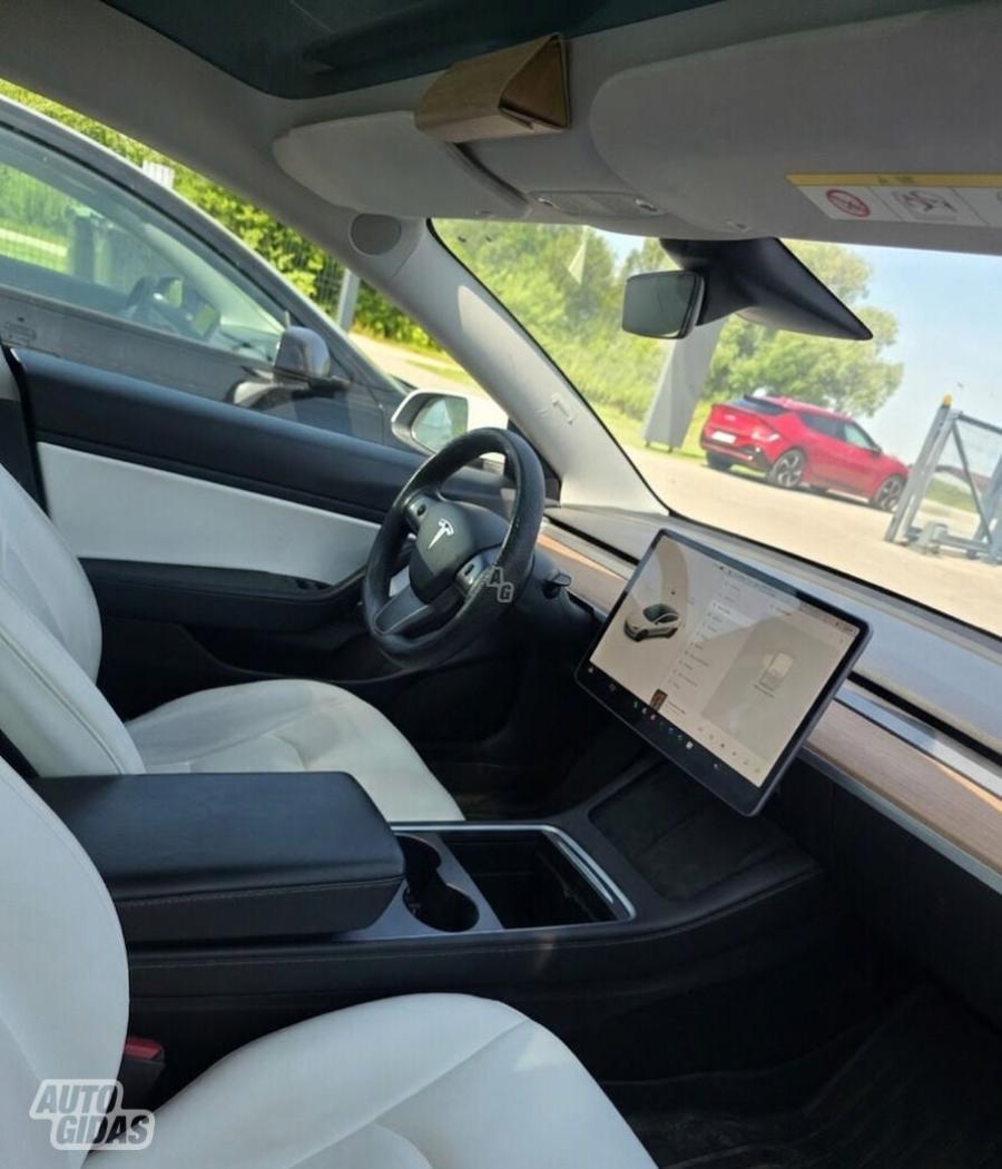 White Tesla Model 3 2021 in Vilnius, with an engine capacity of 0.00 L and mileage of 240 thousand km for 9999 €, photo 9 on AUTOMOTO.COM.LV