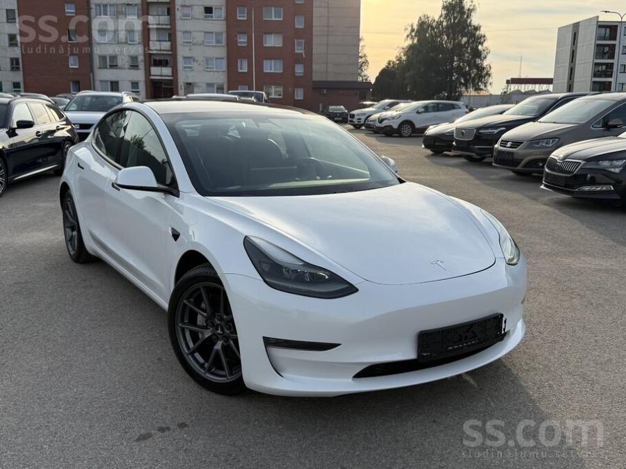 White Tesla Model 3 2021 in Jelgava, with an engine capacity of 0.00 L and mileage of 0 thousand km for 18900 €, photo 1 on AUTOMOTO.COM.LV