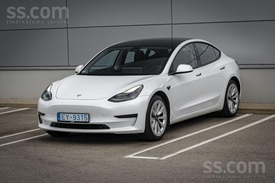 White Tesla Model 3 2021 in Riga, with an engine capacity of 0.00 L and mileage of 82 thousand km for 23990 €, photo 1 on AUTOMOTO.COM.LV