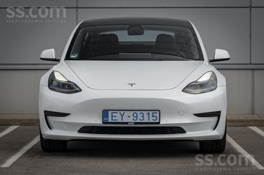 White Tesla Model 3 2021 in Riga, with an engine capacity of 0.00 L and mileage of 82 thousand km for 23990 €, photo 3 on AUTOMOTO.COM.LV