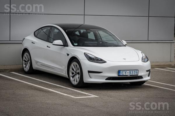 White Tesla Model 3 2021 in Riga, with an engine capacity of 0.00 L and mileage of 82 thousand km for 24500 €, photo 3 on AUTOMOTO.COM.LV