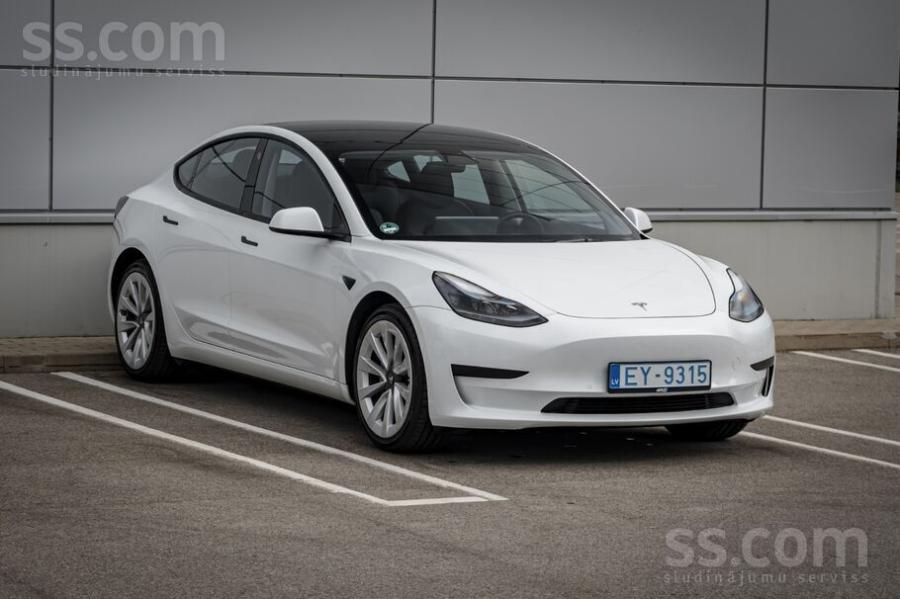 White Tesla Model 3 2021 in Riga, with an engine capacity of 0.00 L and mileage of 82 thousand km for 23990 €, photo 4 on AUTOMOTO.COM.LV