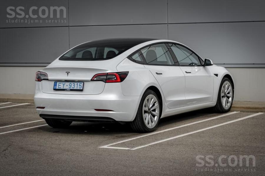 White Tesla Model 3 2021 in Riga, with an engine capacity of 0.00 L and mileage of 82 thousand km for 23990 €, photo 5 on AUTOMOTO.COM.LV